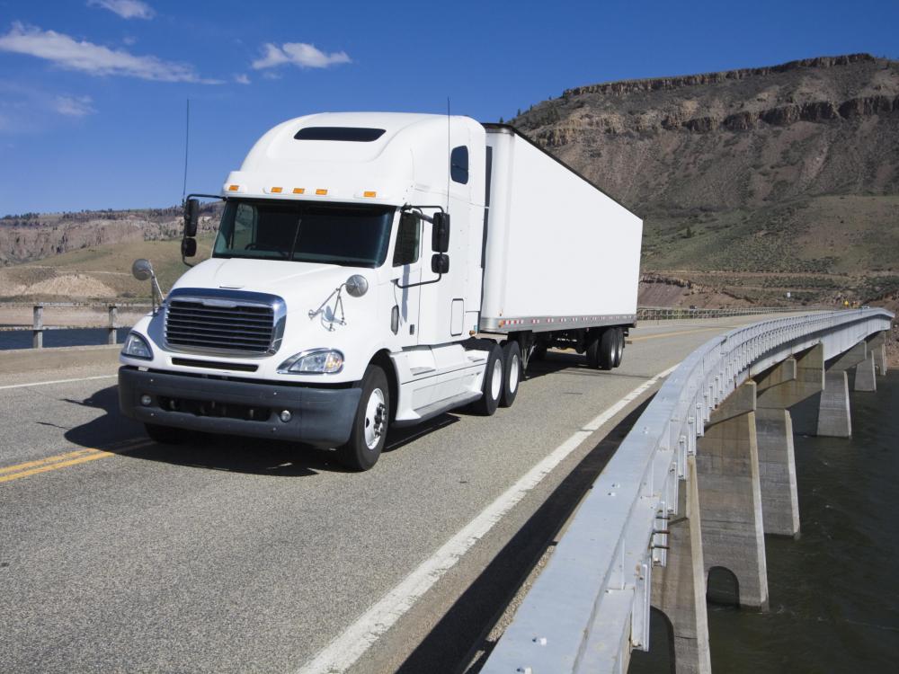 What are Flatbed Trucks? (with pictures)